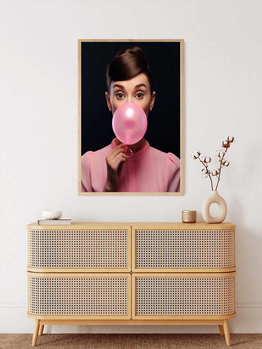 Audrey Hepburn mit Kaugummi im Mund - Jetzt kaufen